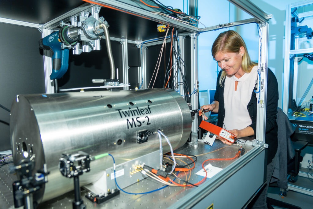 Miniaturized atomic gyroscopes - macQsimal