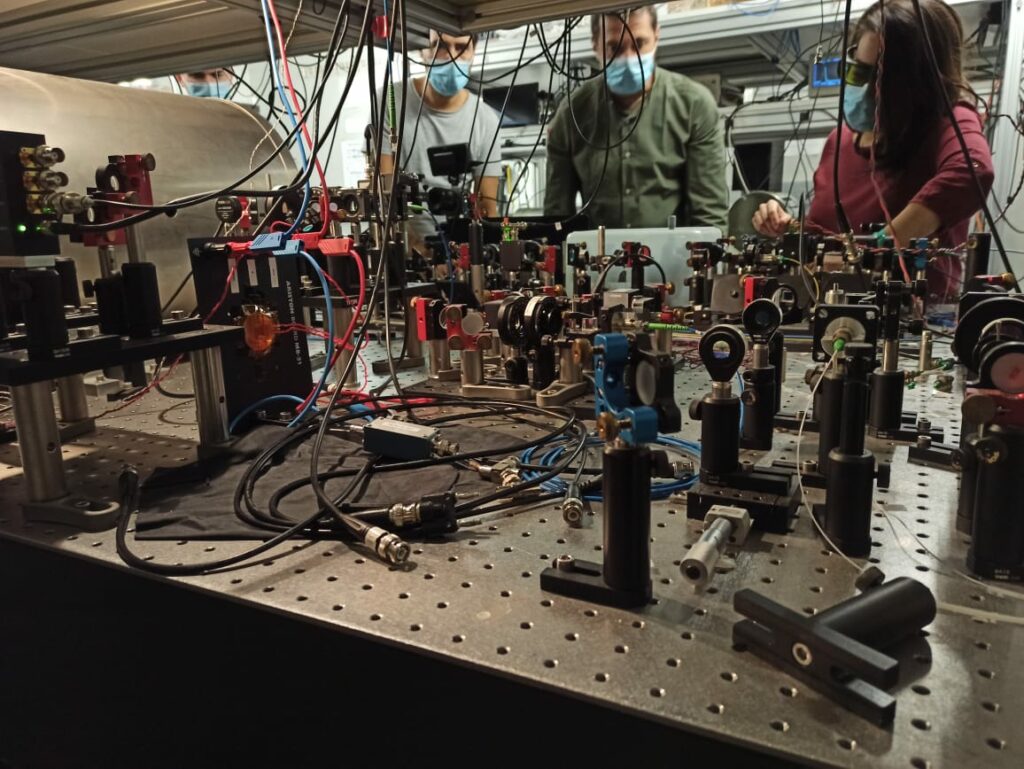 Ultra-precise magnetic field detection using squeezed light - macQsimal